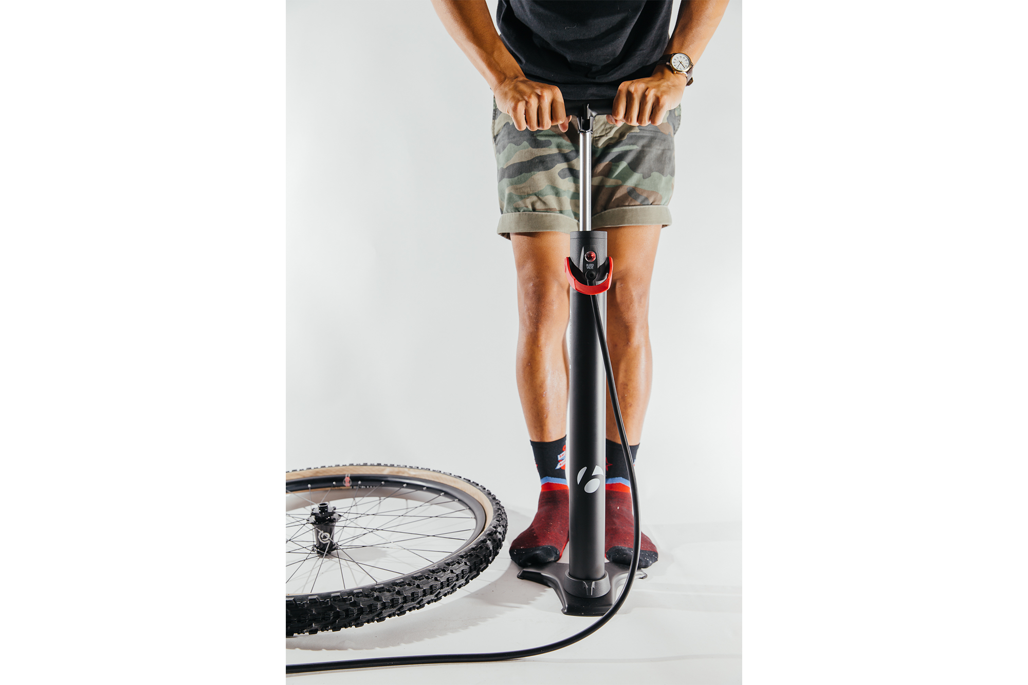 Fast and Easy Tubeless with the Bontrager FLASH Charger Floor Pump ...