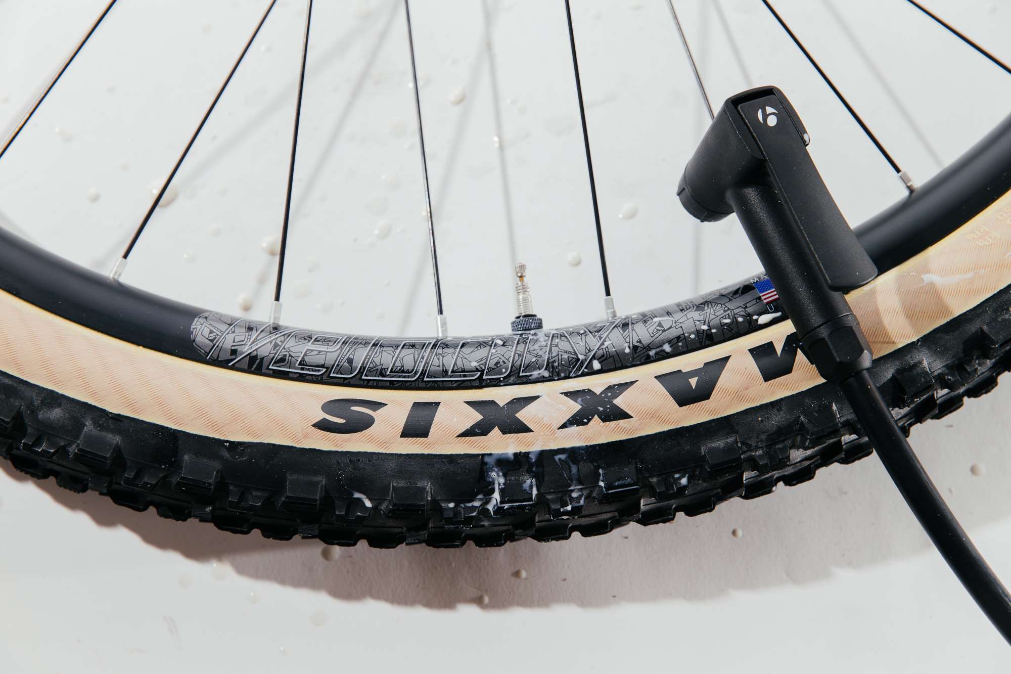 Fast and Easy Tubeless with the Bontrager FLASH Charger Floor Pump ...