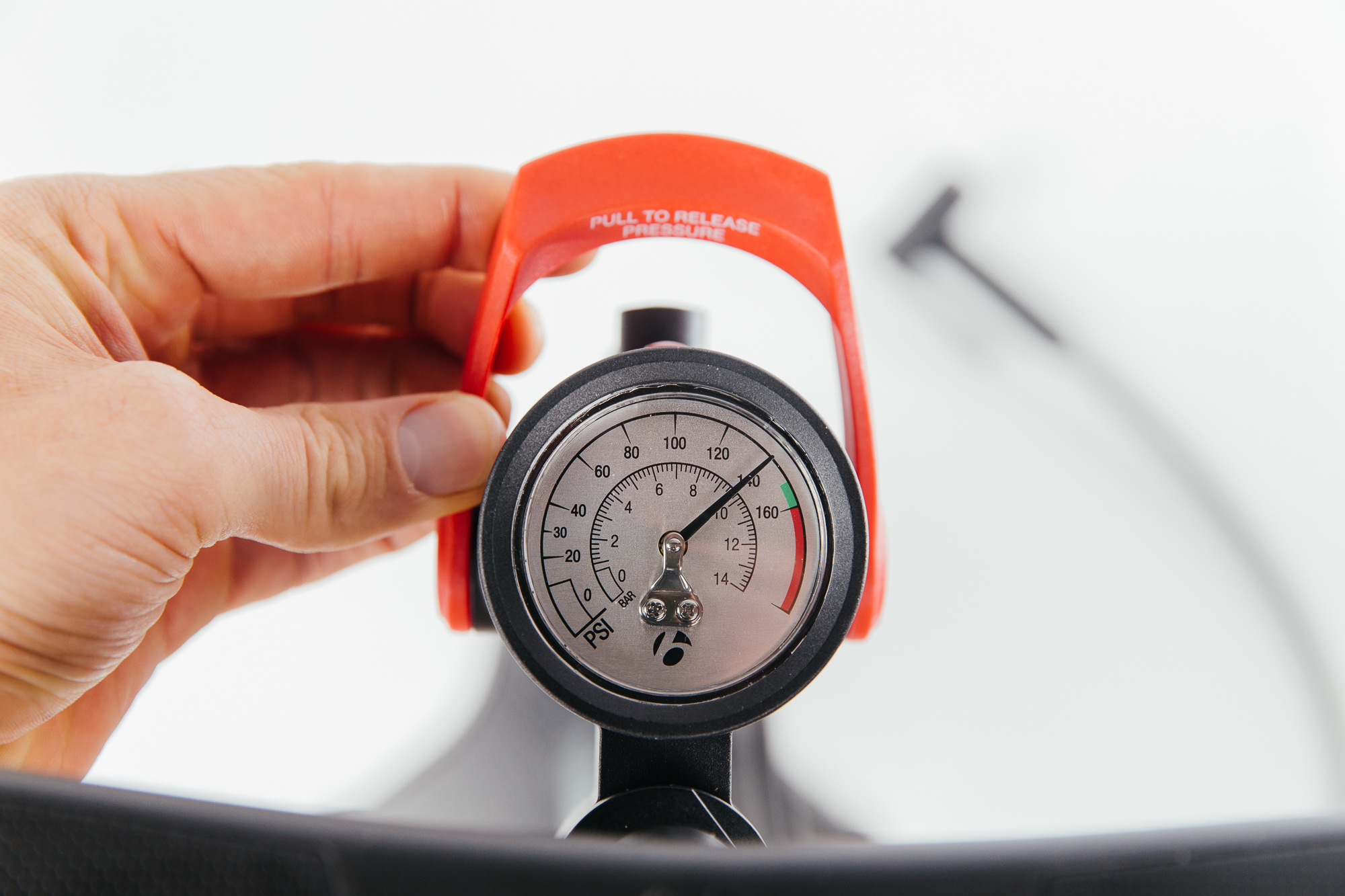 Fast and Easy Tubeless with the Bontrager FLASH Charger Floor Pump ...