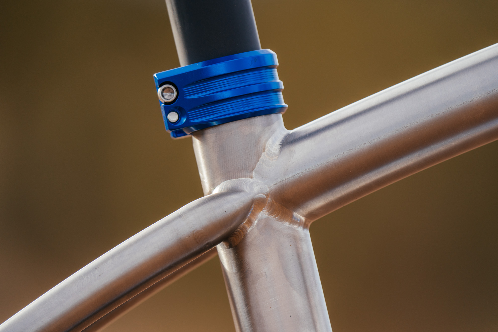 Curtis Inglis’ Titanium Retrotec with ENVE Foundation AG25 Gravel ...