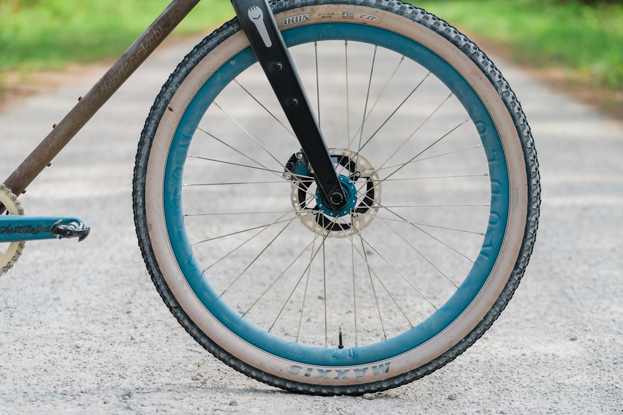 A Rusty Ridge Supply and Rodeo Labs Flaat Rod Singlespeed Gravel Bike ...