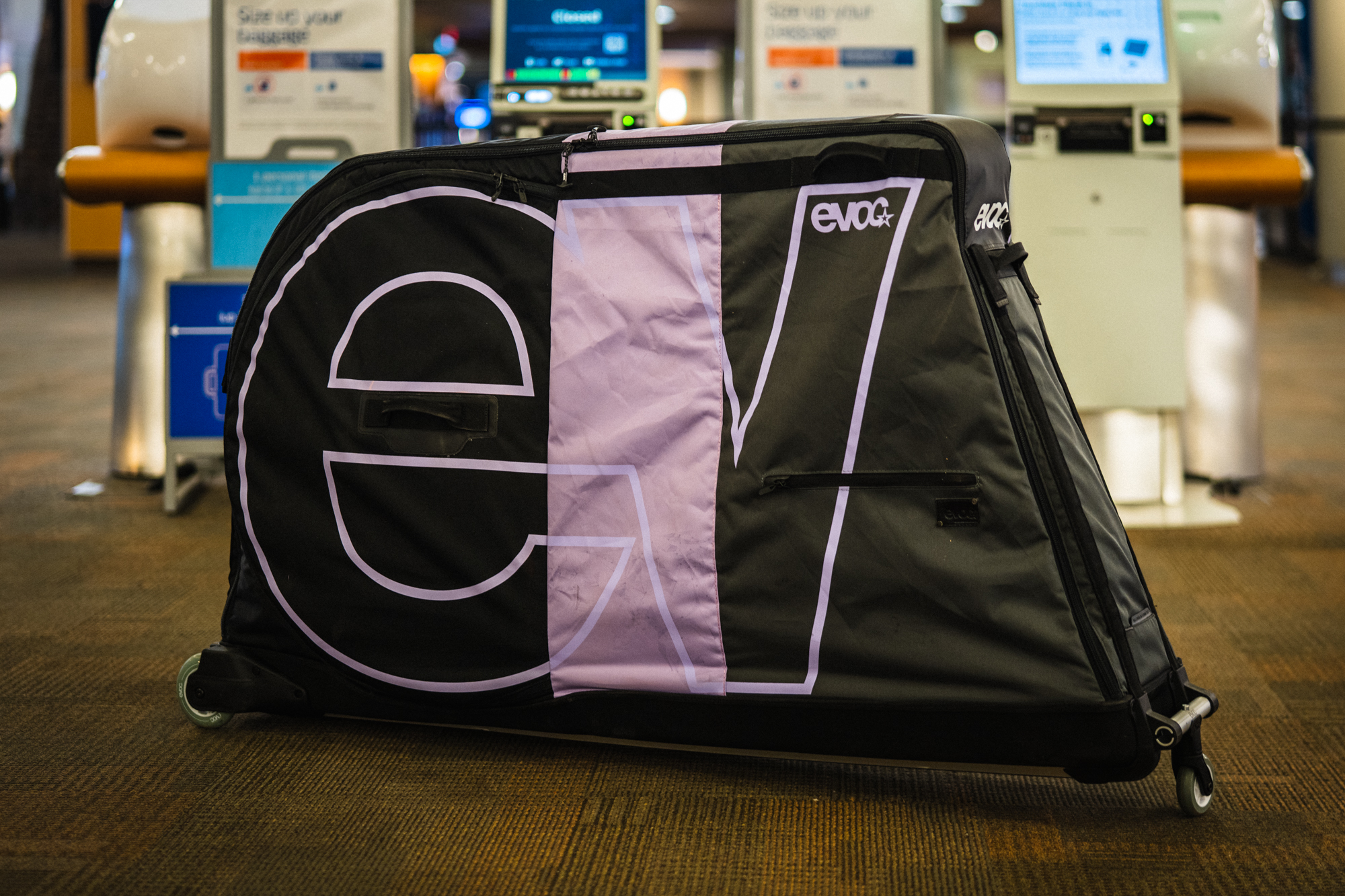 Evoc Bike Travel Bag Pro Review: A Few Flights With the Sturdy Travel Bag – Josh Weinberg | The ...
