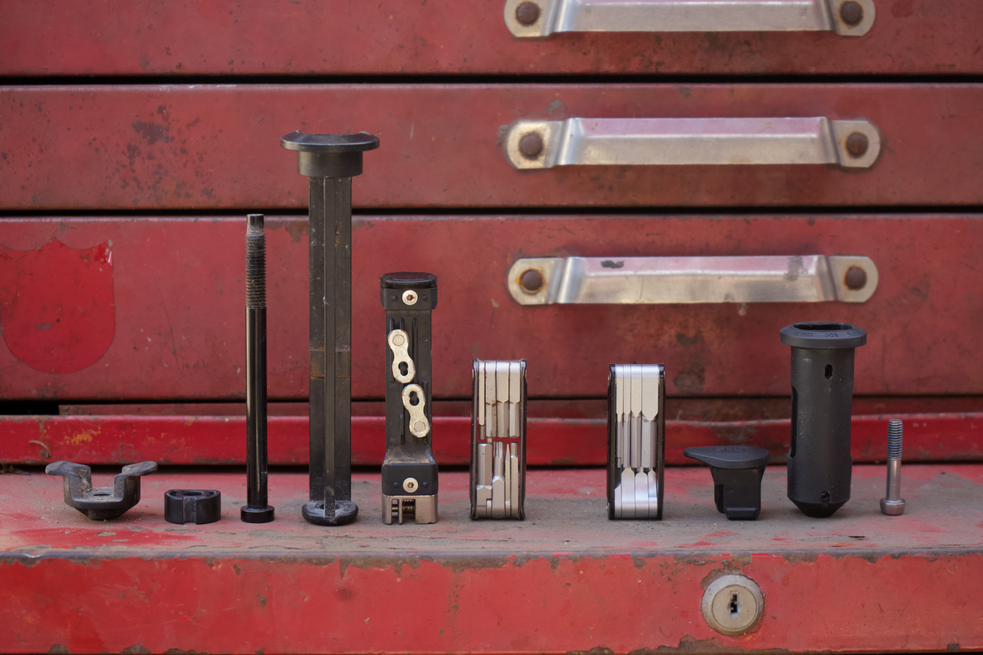 Space Race: Why the OneUp EDC Lite and Bontrager BITS Are the Only In ...