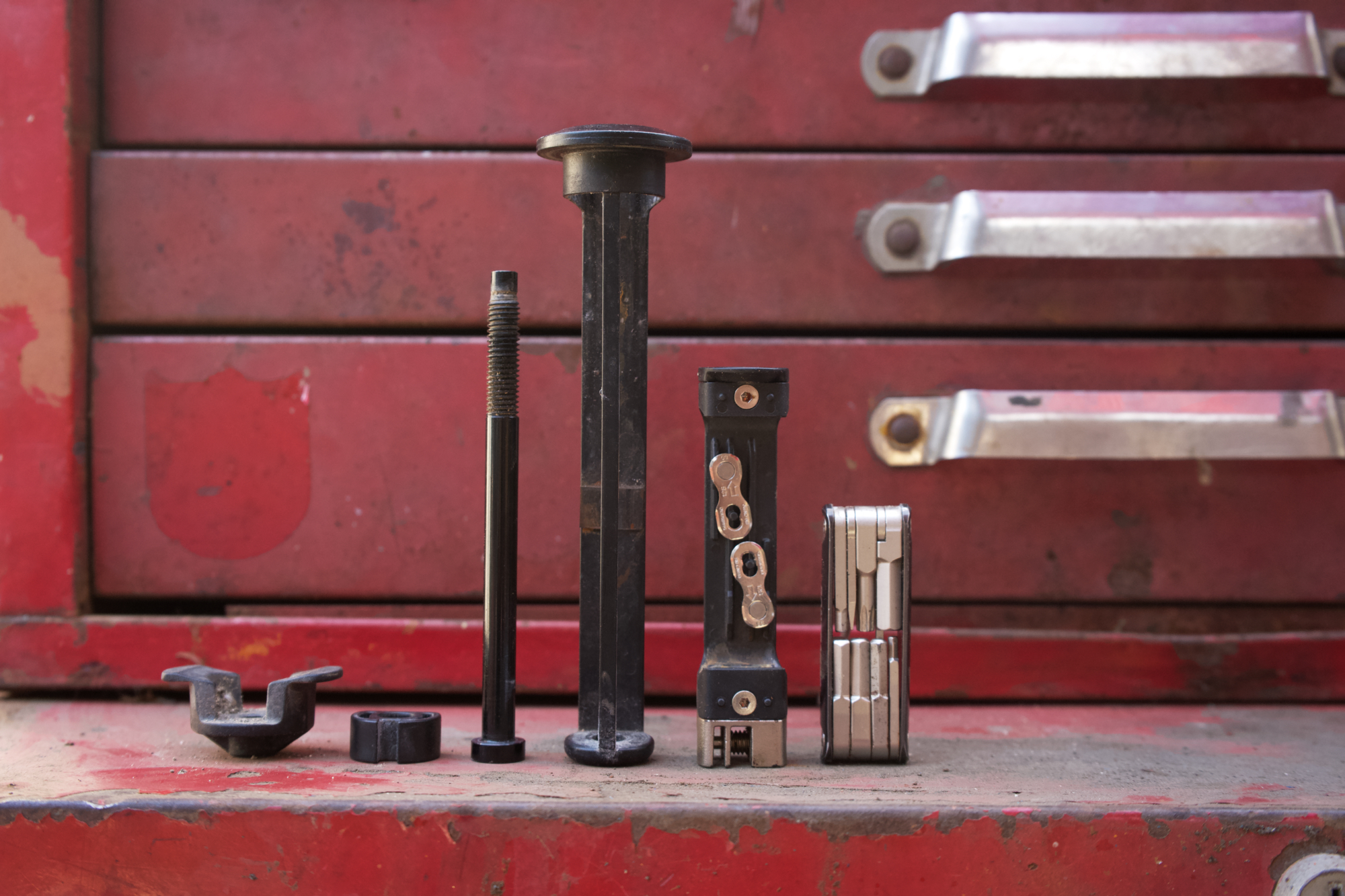 Space Race: Why the OneUp EDC Lite and Bontrager BITS Are the Only In ...