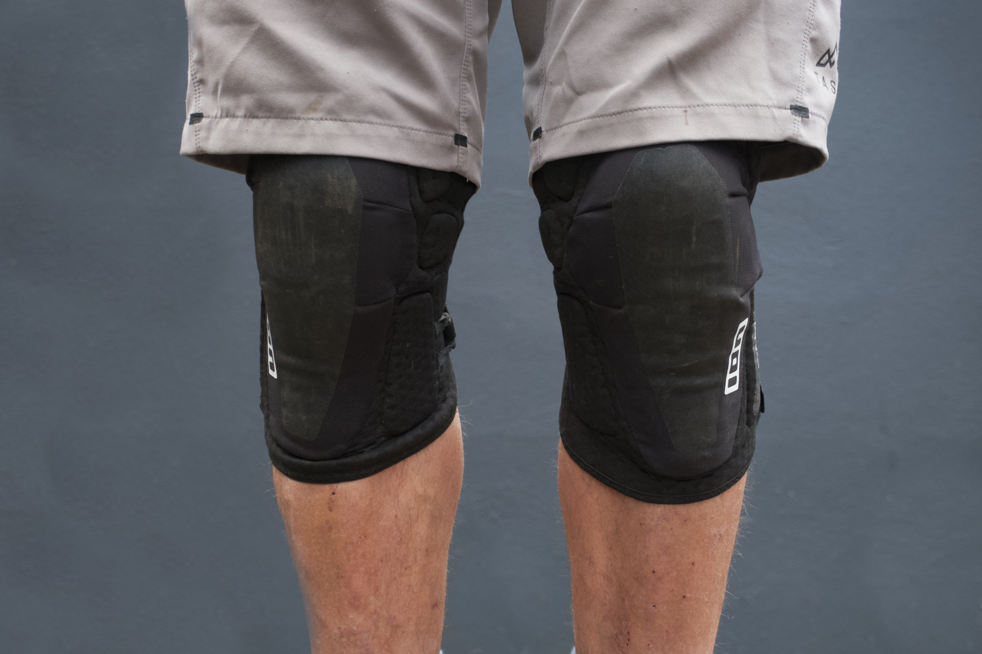 All Caps: Testing the ION K-Lite Zip Zippered Knee Pads | The Radavist ...
