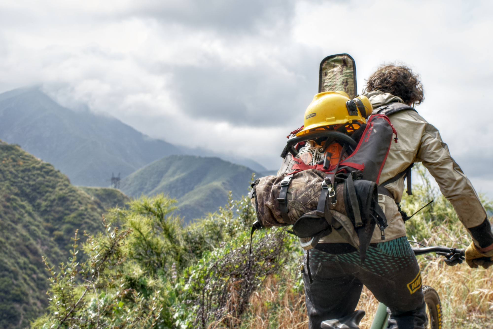Braap Pack: The Dakine Builder Pack 25L Is the Best Chainsaw Backpack ...