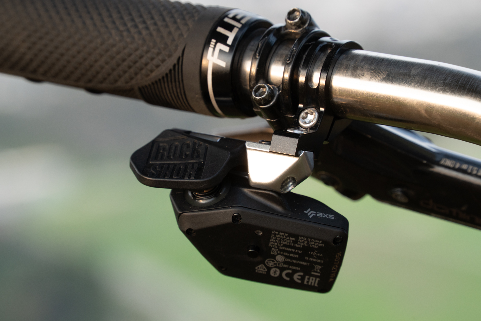 First Ride Review: New RockShox Reverb AXS Wireless Dropper Post ...