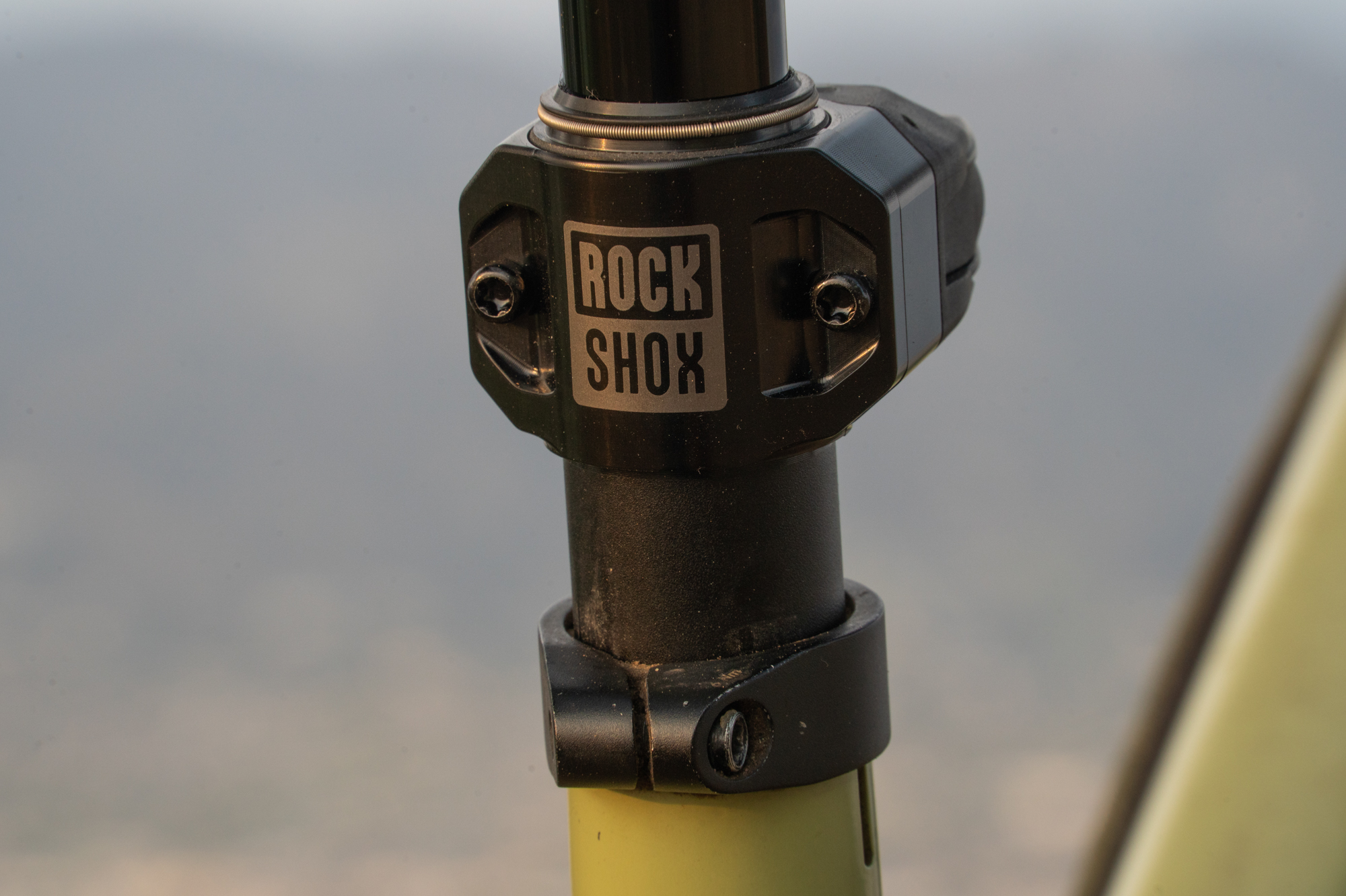 First Ride Review: New RockShox Reverb AXS Wireless Dropper Post ...