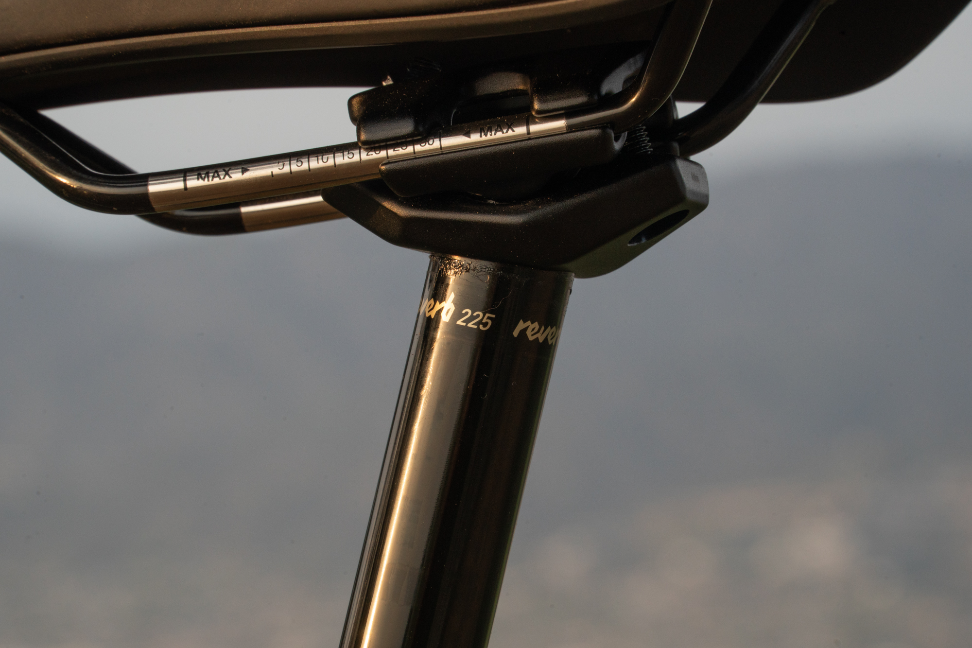 First Ride Review: New RockShox Reverb AXS Wireless Dropper Post ...