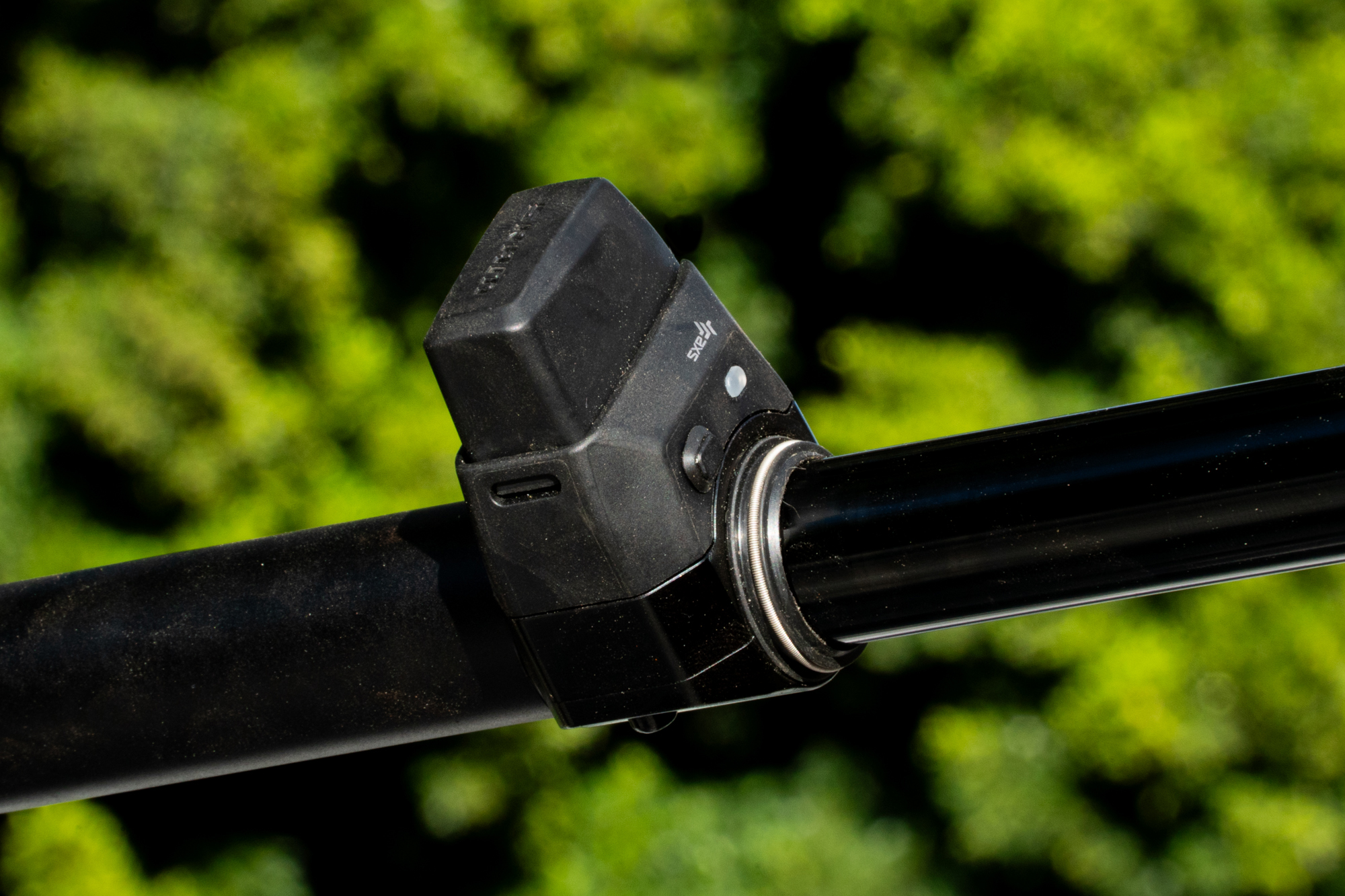 First Ride Review: New RockShox Reverb AXS Wireless Dropper Post ...